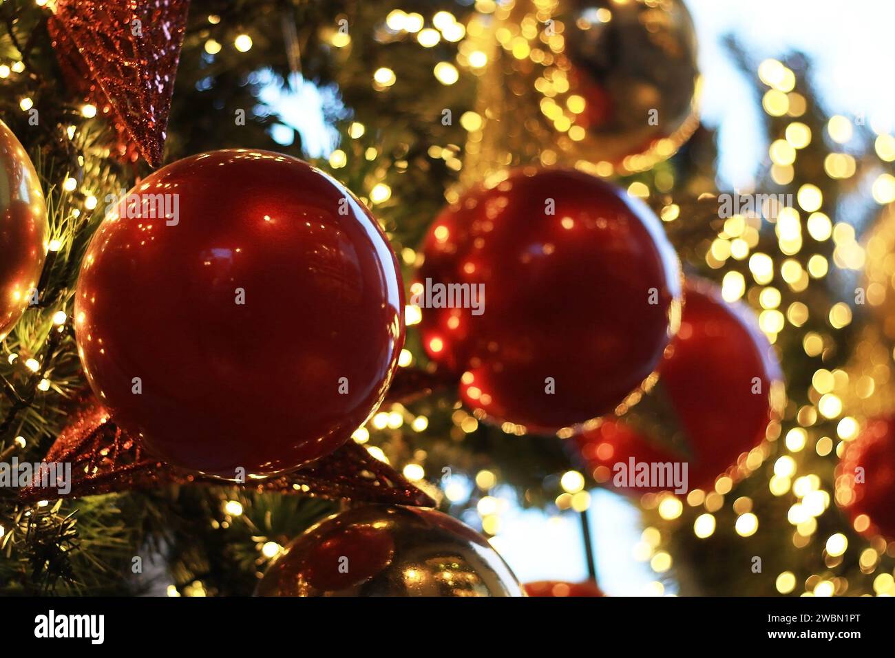Golden christmas baubles tinsel hi-res stock photography and images - Alamy