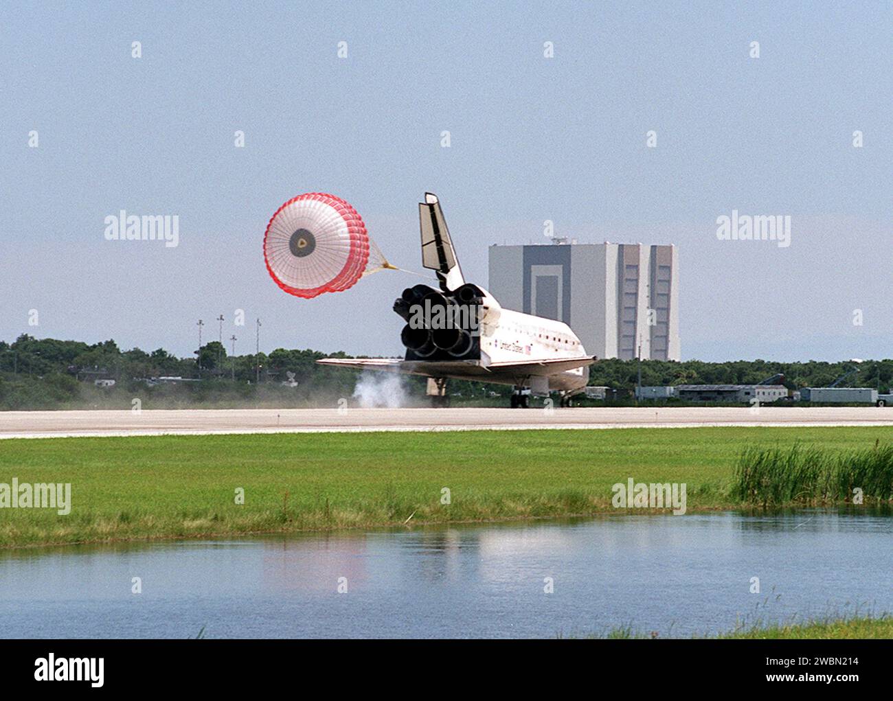 KENNEDY SPACE CENTER, Fla. - With its drag chute trailing behind ...