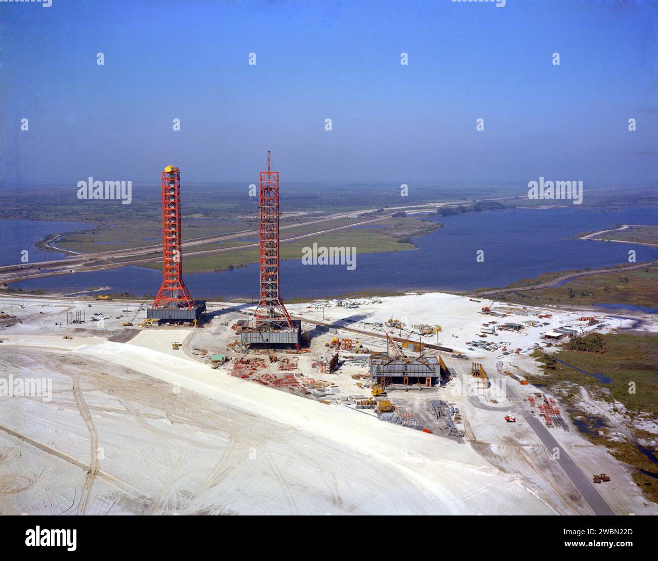 Launch umbilical towers hi-res stock photography and images - Alamy
