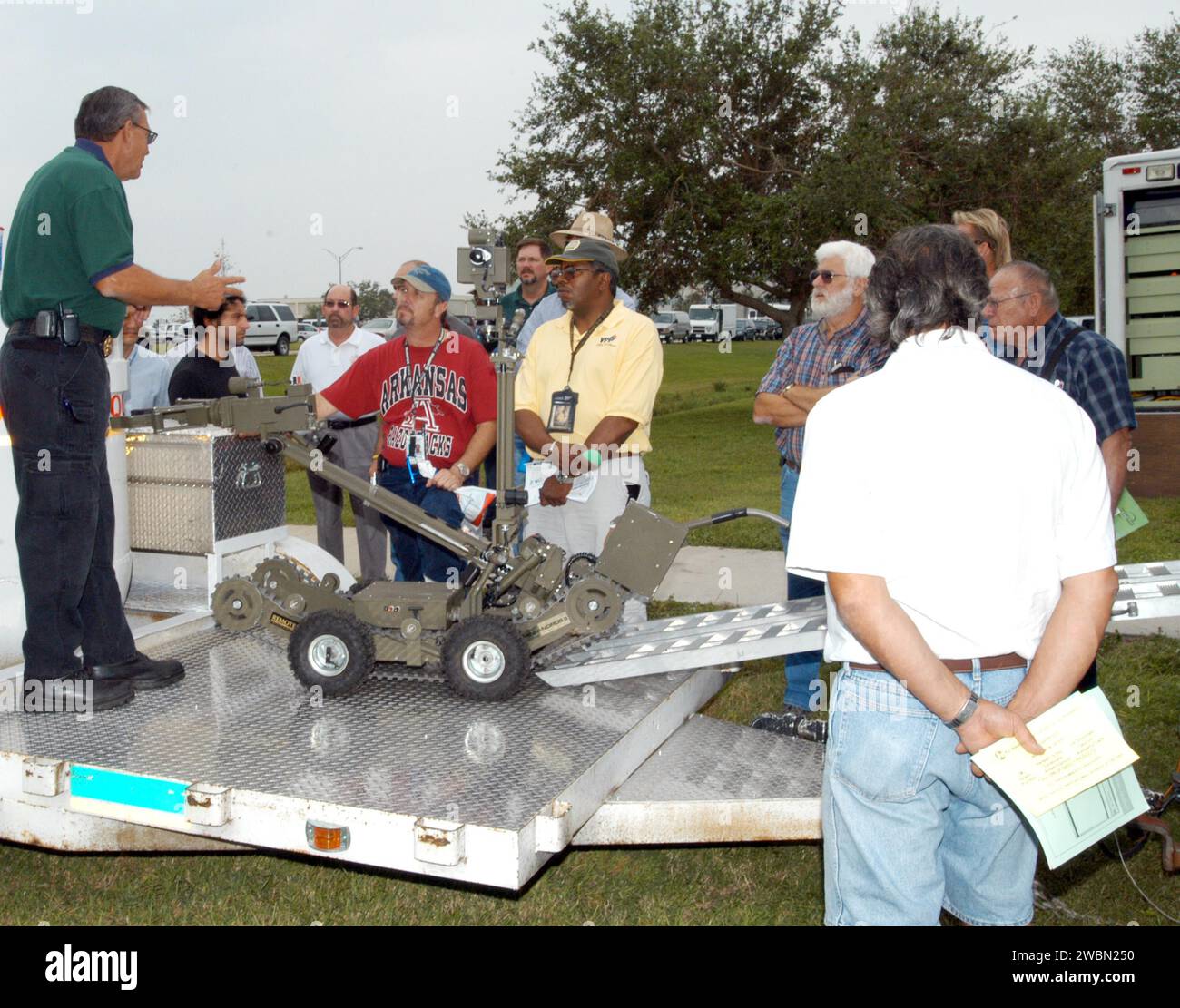 KENNEDY SPACE CENTER, FLA. - KSC employees learn about a mechanical ...