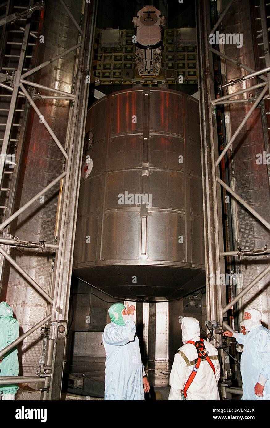 KENNEDY SPACE CENTER, Fla. -- - Workers on Launch Pad 39A move the ...