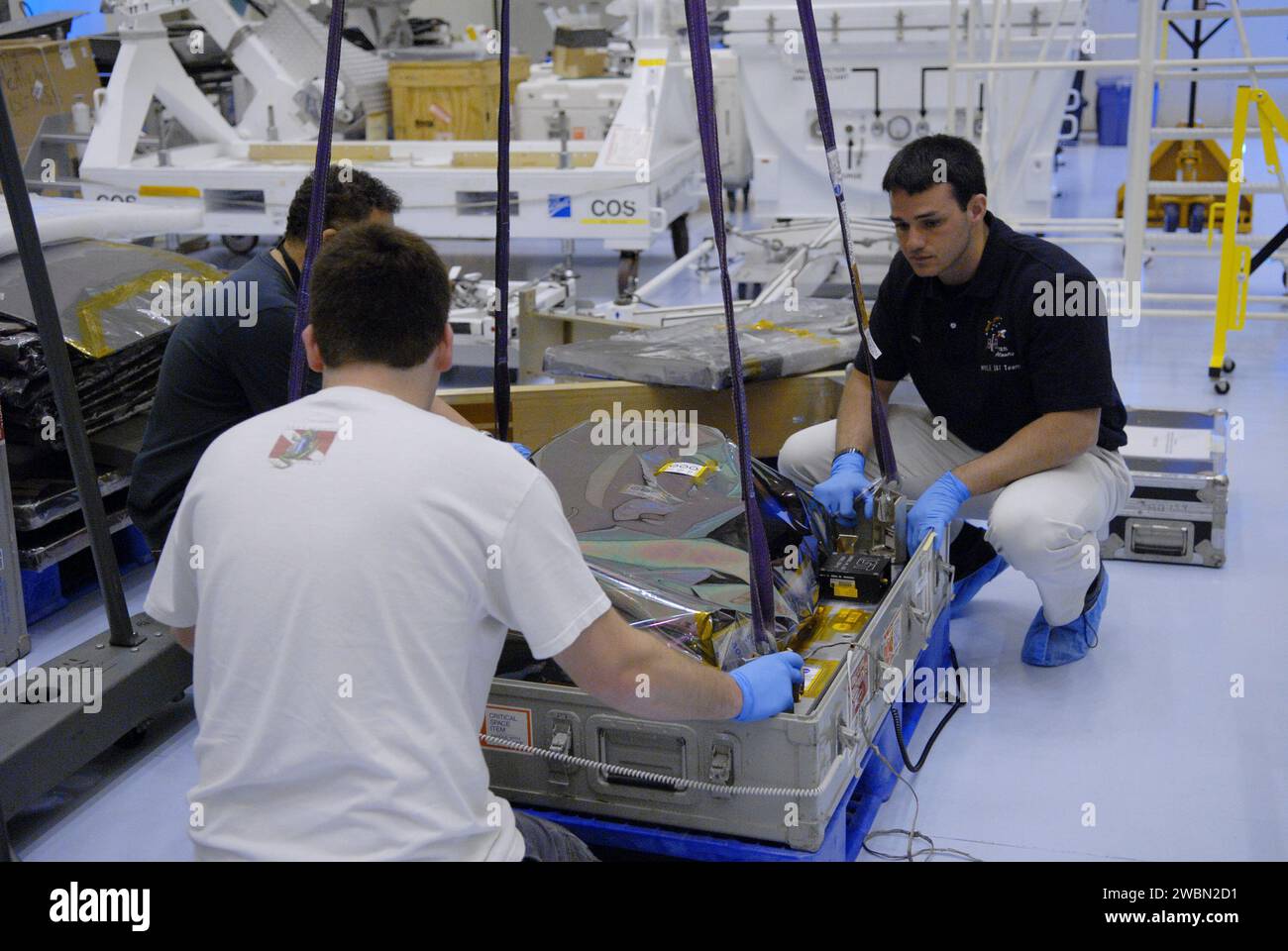 Technicians at Kennedy Space Center’s Payload Hazardous Servicing ...