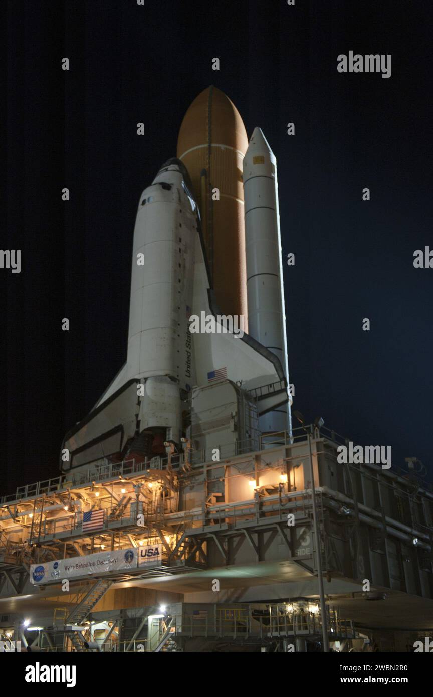 CAPE CANAVERAL, Fla. -- Xenon lights illuminate space shuttle Discovery ...