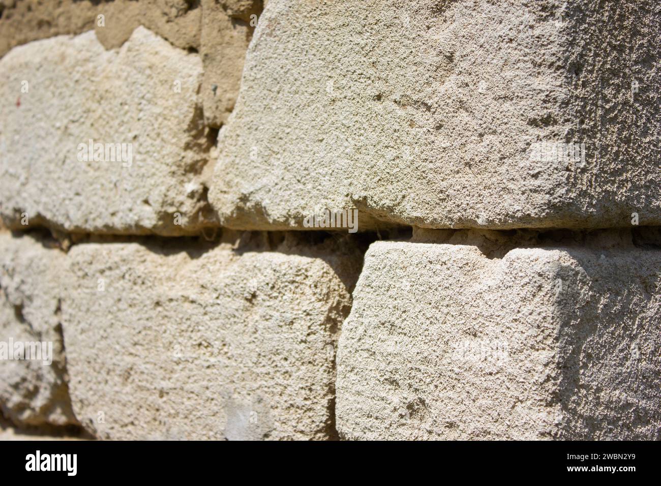 Crumbling brick wall hi-res stock photography and images - Alamy