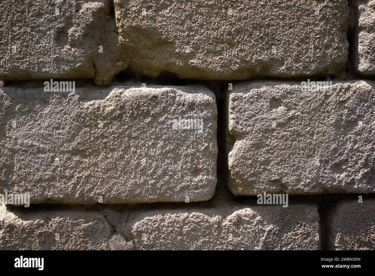 Crumbling brick wall hi-res stock photography and images - Alamy