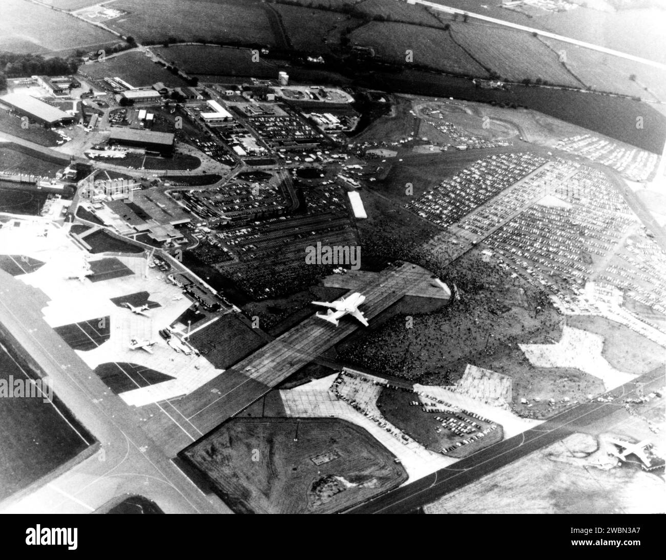 KENNEDY SPACE CENTER, FLA. -- Thousands of Britons surround the Space ...