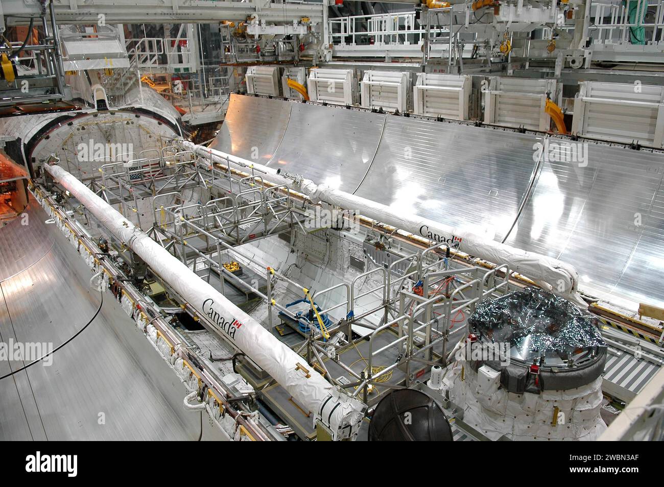 KENNEDY SPACE CENTER, FLA. - In Orbiter Processing Facility bay 1 at ...