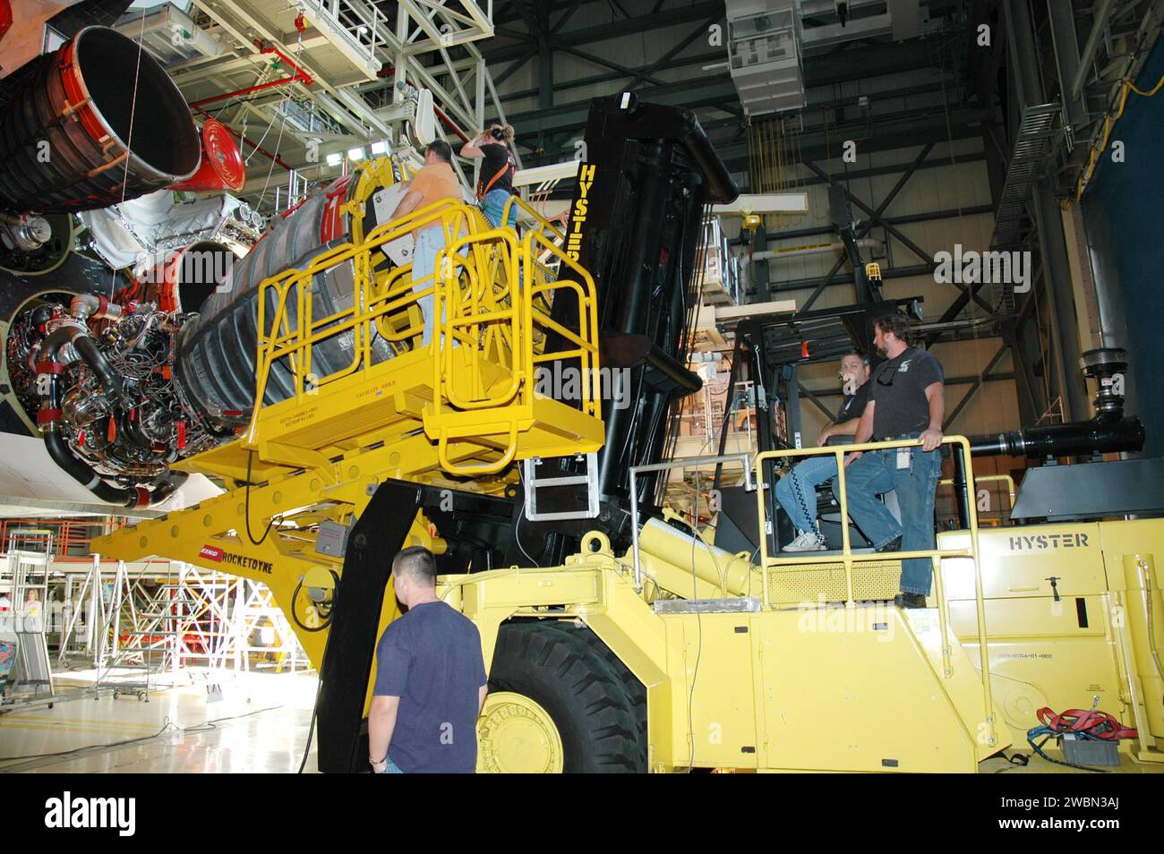 KENNEDY SPACE CENTER, FLA. - In the Orbiter Processing Facility, the ...