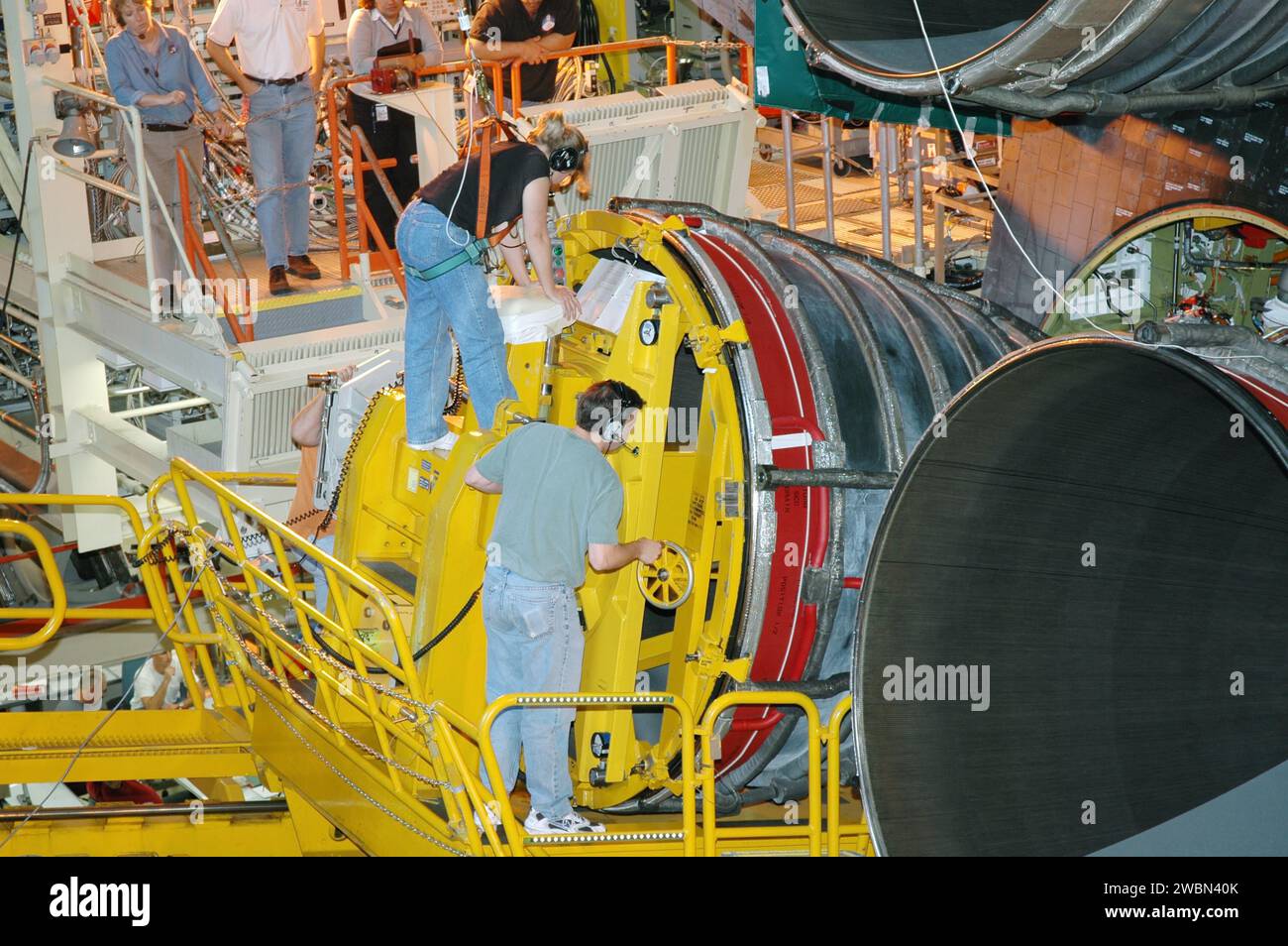KENNEDY SPACE CENTER, FLA. - Technicians in the Orbiter Processing ...
