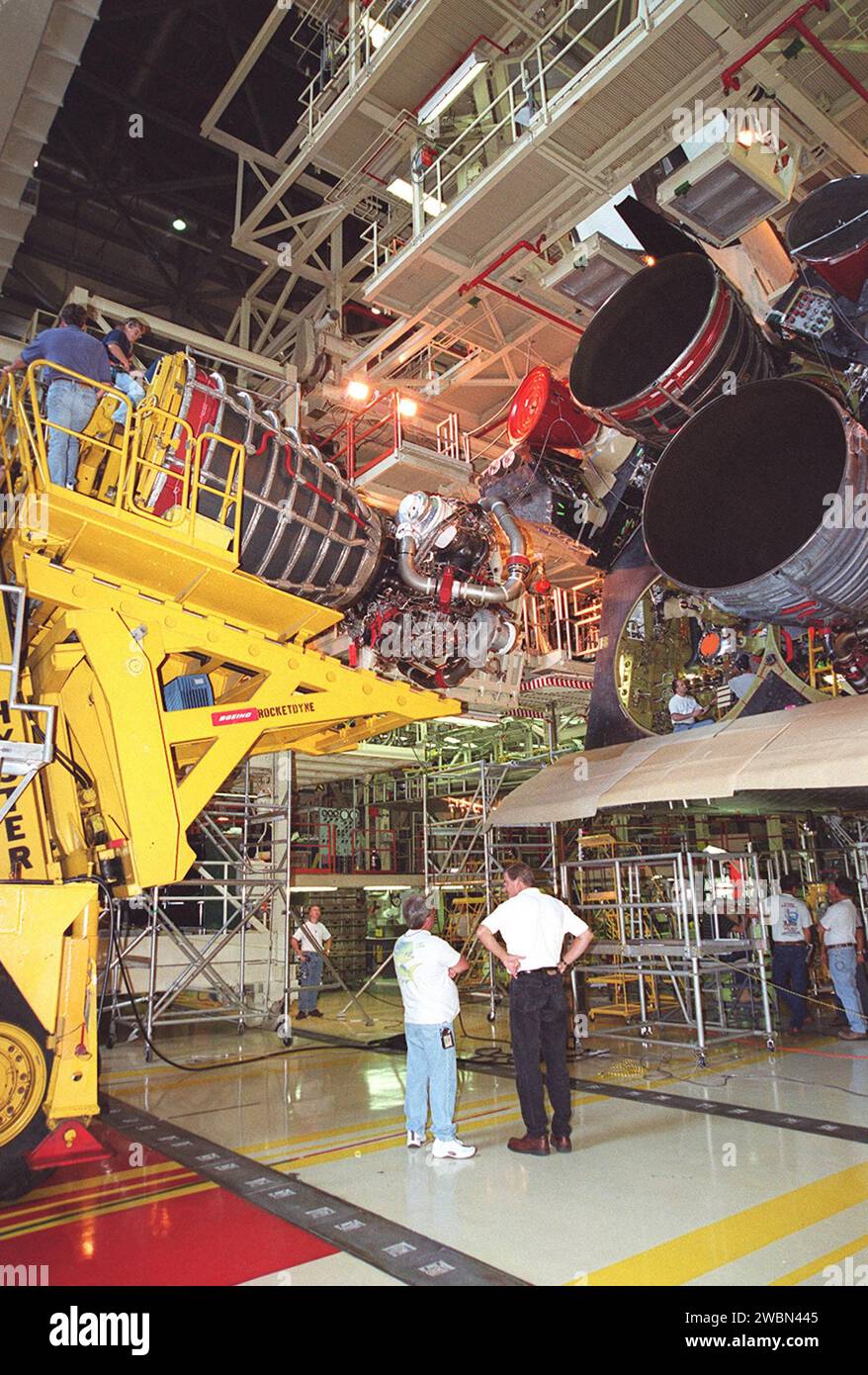 KENNEDY SPACE CENTER, FLA. -- In Orbiter Processing Facility bay 3, a ...