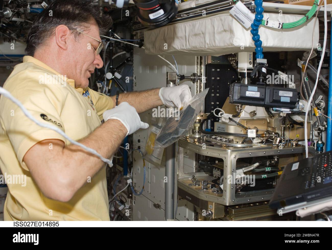 ISS027-E-014895 (21 April 2011) --- European Space Agency astronaut ...