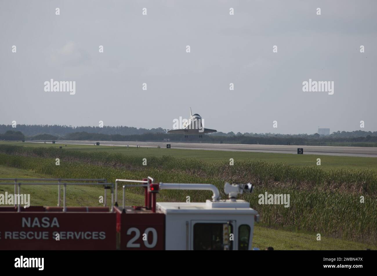 CAPE CANAVERAL, Fla. - Space shuttle Discovery lands on Runway 33 at ...