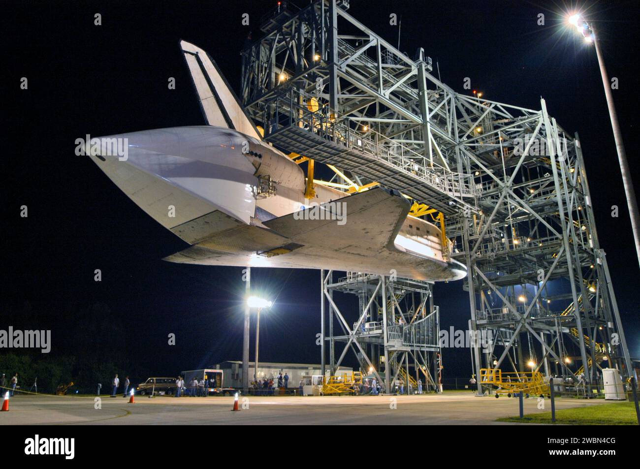 KENNEDY SPACE CENTER, FLA. - In the early morning hours at NASA Kennedy ...
