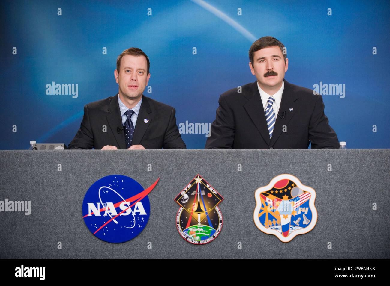 Flight director Michael Sarafin briefs media at Johnson Space Center on ...