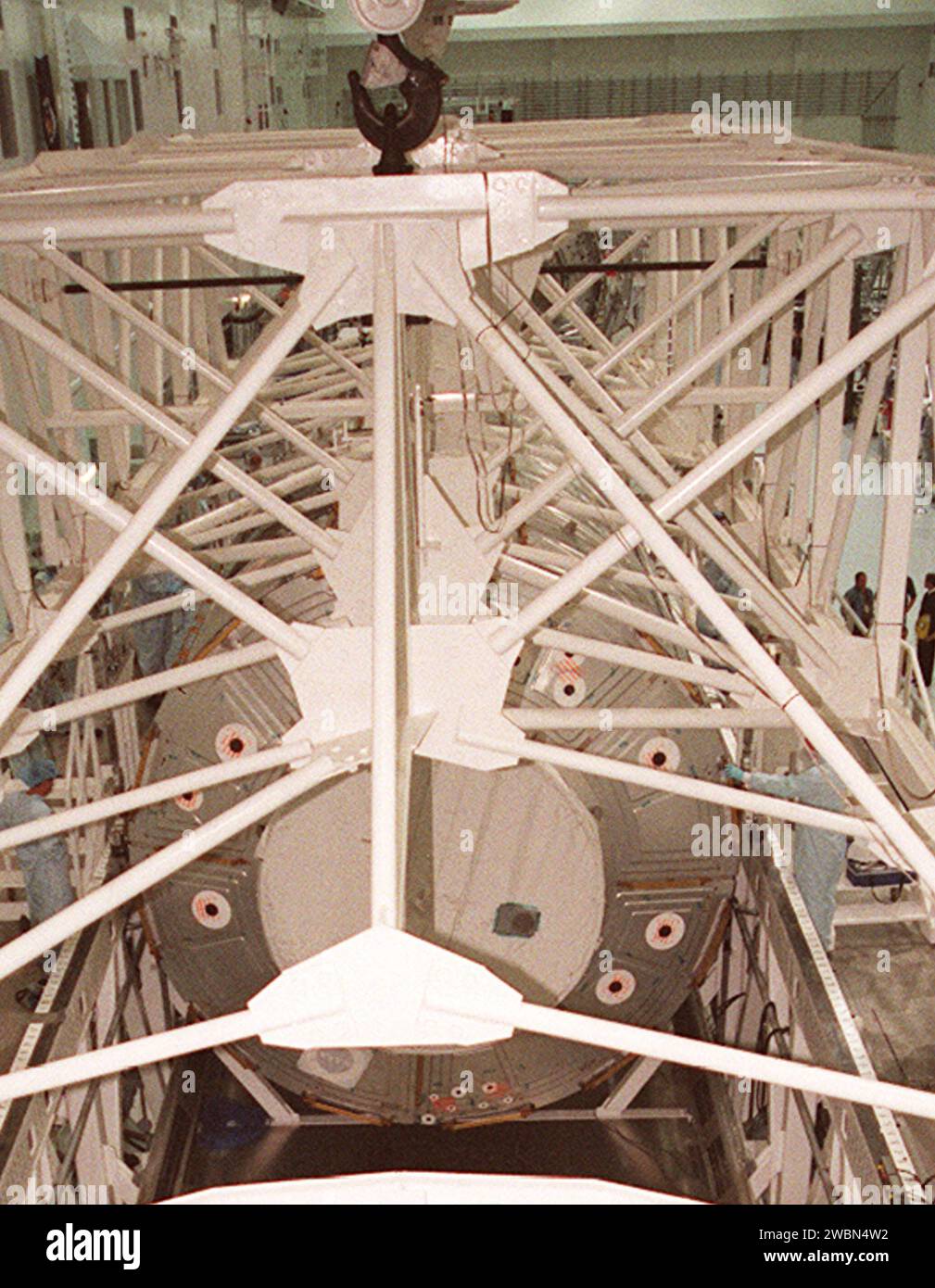 KENNEDY SPACE CENTER, FLA. -- In the Space Station Processing Facility ...
