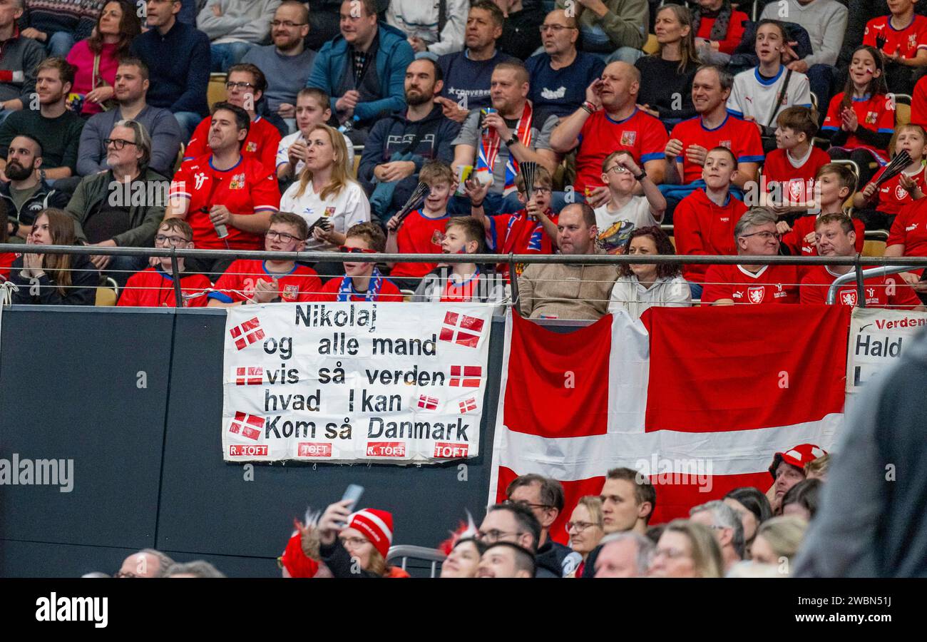 Muenchen, Deutschland. 11th Jan, 2024. Daenische Fans mit Transparent ...