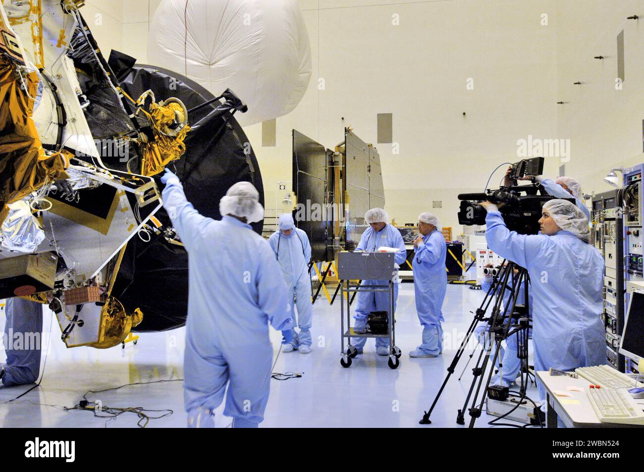 KENNEDY SPACE CENTER, FLA. - In the Payload Hazardous Servicing ...