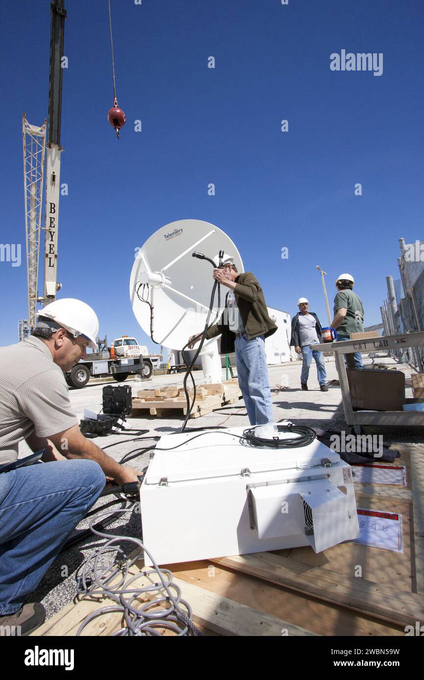 Vehicle assembly building roof hi-res stock photography and images - Alamy