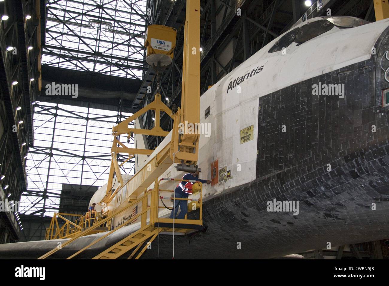 Workers in the Vehicle Assembly Building prepare shuttle Atlantis for ...