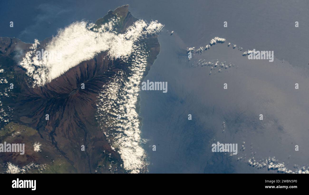 iss064e016369 (Dec. 25, 2020) --- Mauna Loa, the world's largest active volcano, on the island ...