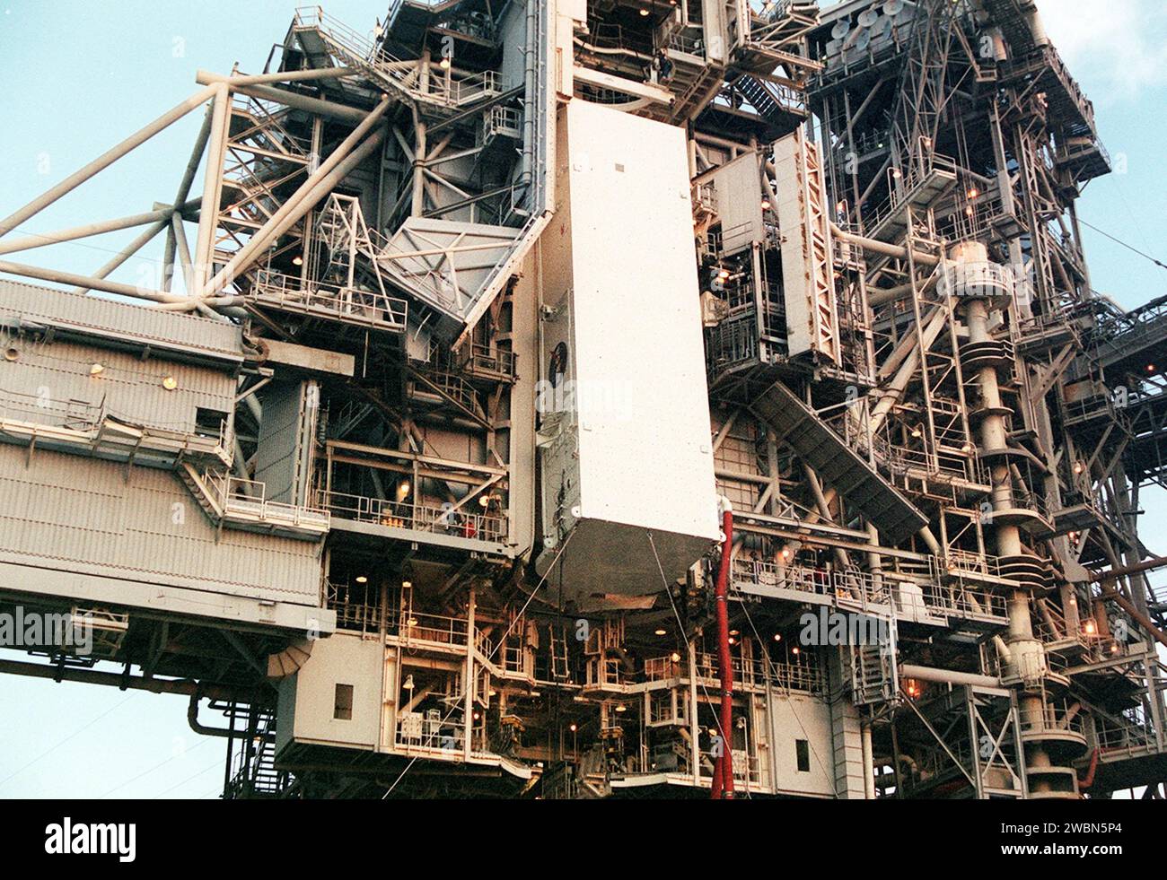 KENNEDY SPACE CENTER, FLA. -- At Launch Pad 39B the payload canister ...