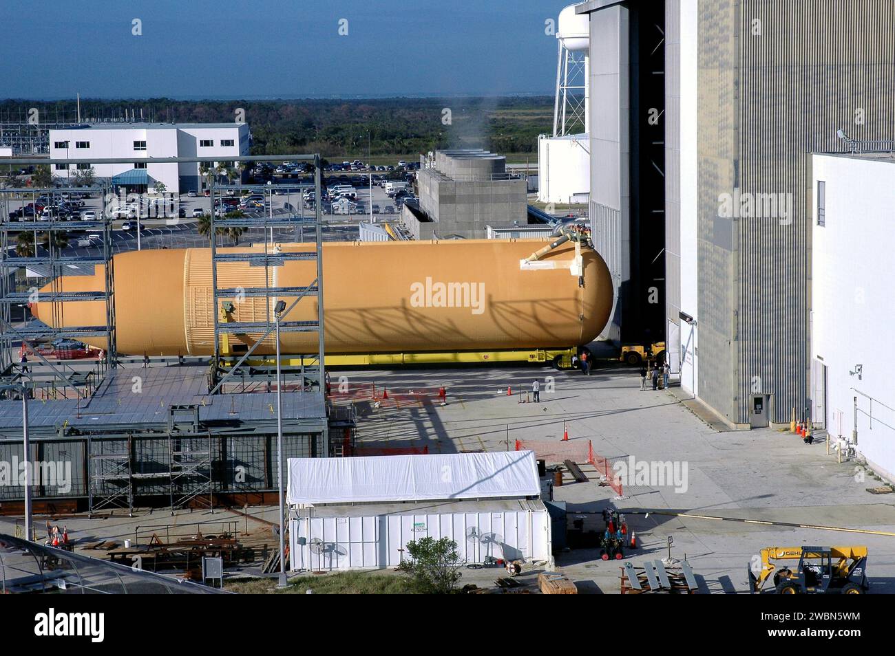 Vehicle assembly building roof hi-res stock photography and images - Alamy