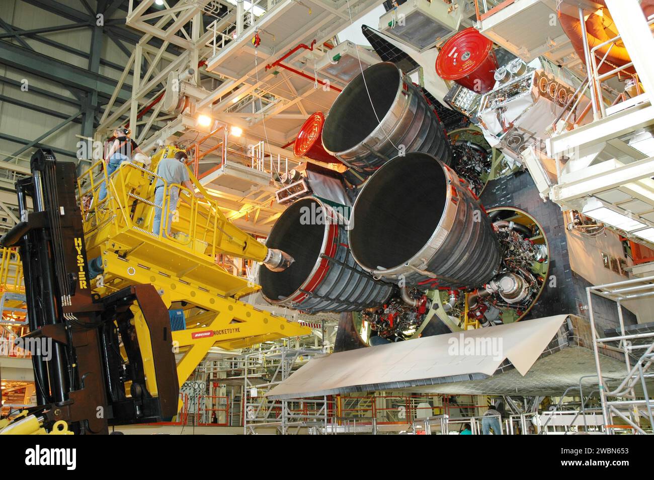 KENNEDY SPACE CENTER, FLA. - The Hyster lift is slowly backed away from ...