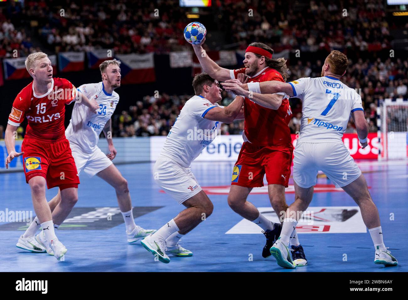 Vit Reichl (Tschechien, #18), Mikkel Hansen (D?nemark, #24) im Wurf ...