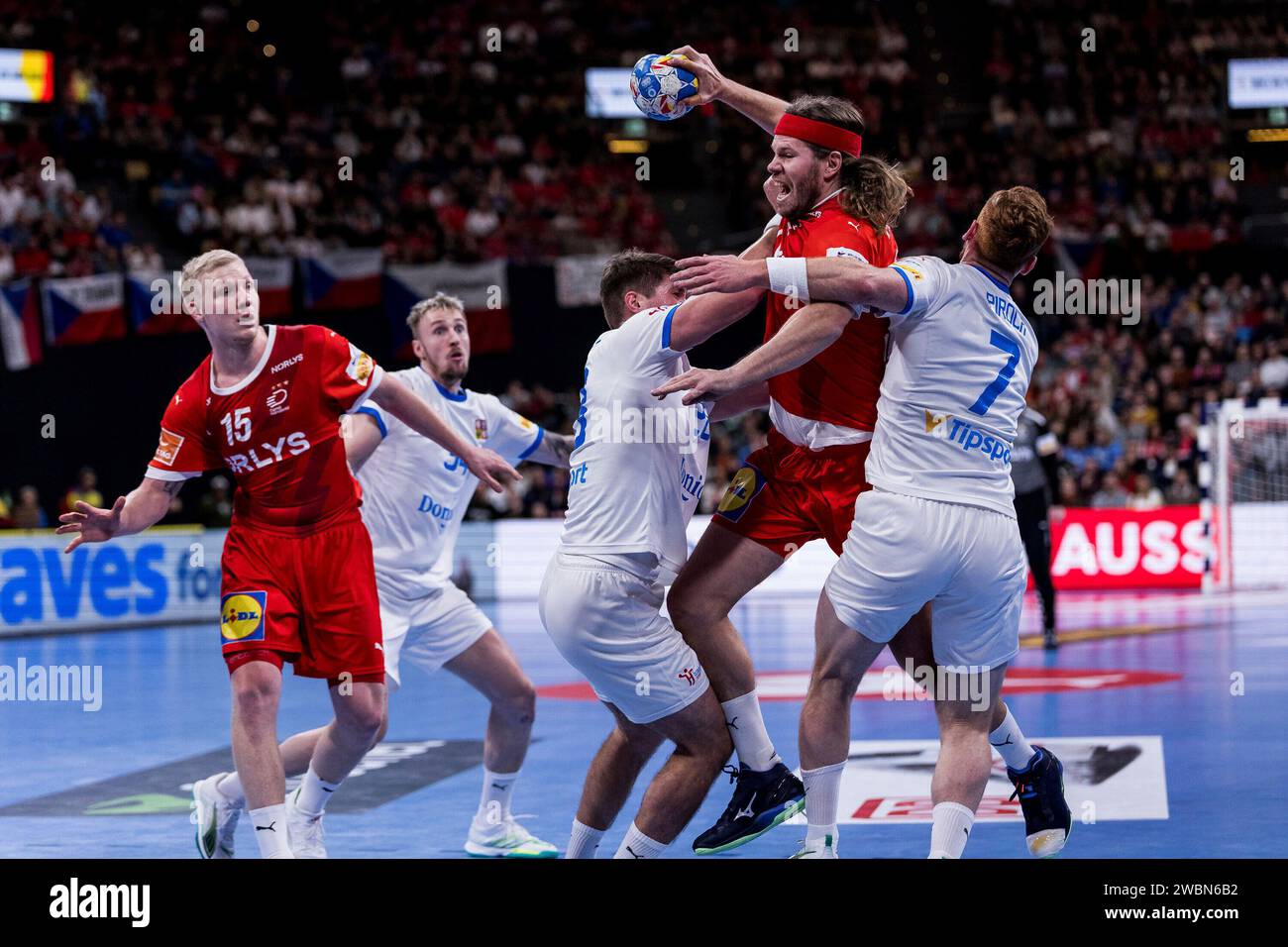 Vit Reichl (Tschechien, #18), Mikkel Hansen (D?nemark, #24) im Wurf ...
