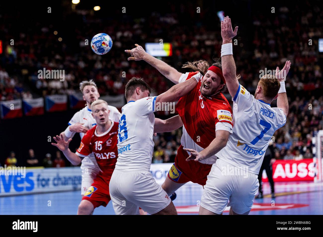 Vit Reichl (Tschechien, #18), Mikkel Hansen (D?nemark, #24) im Wurf ...