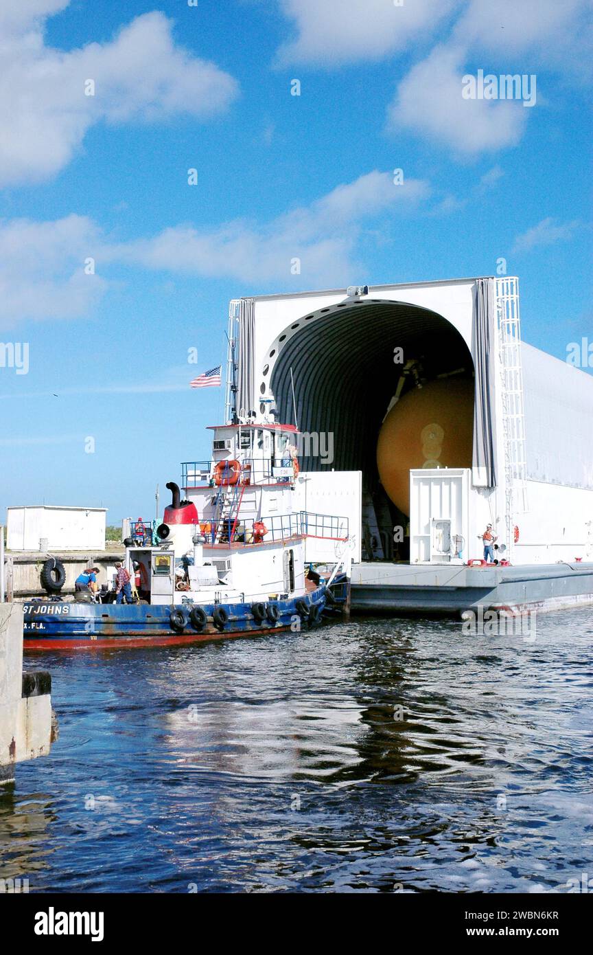 KENNEDY SPACE CENTER, FLA. - Tugboats maneuver the barge carrying the ...