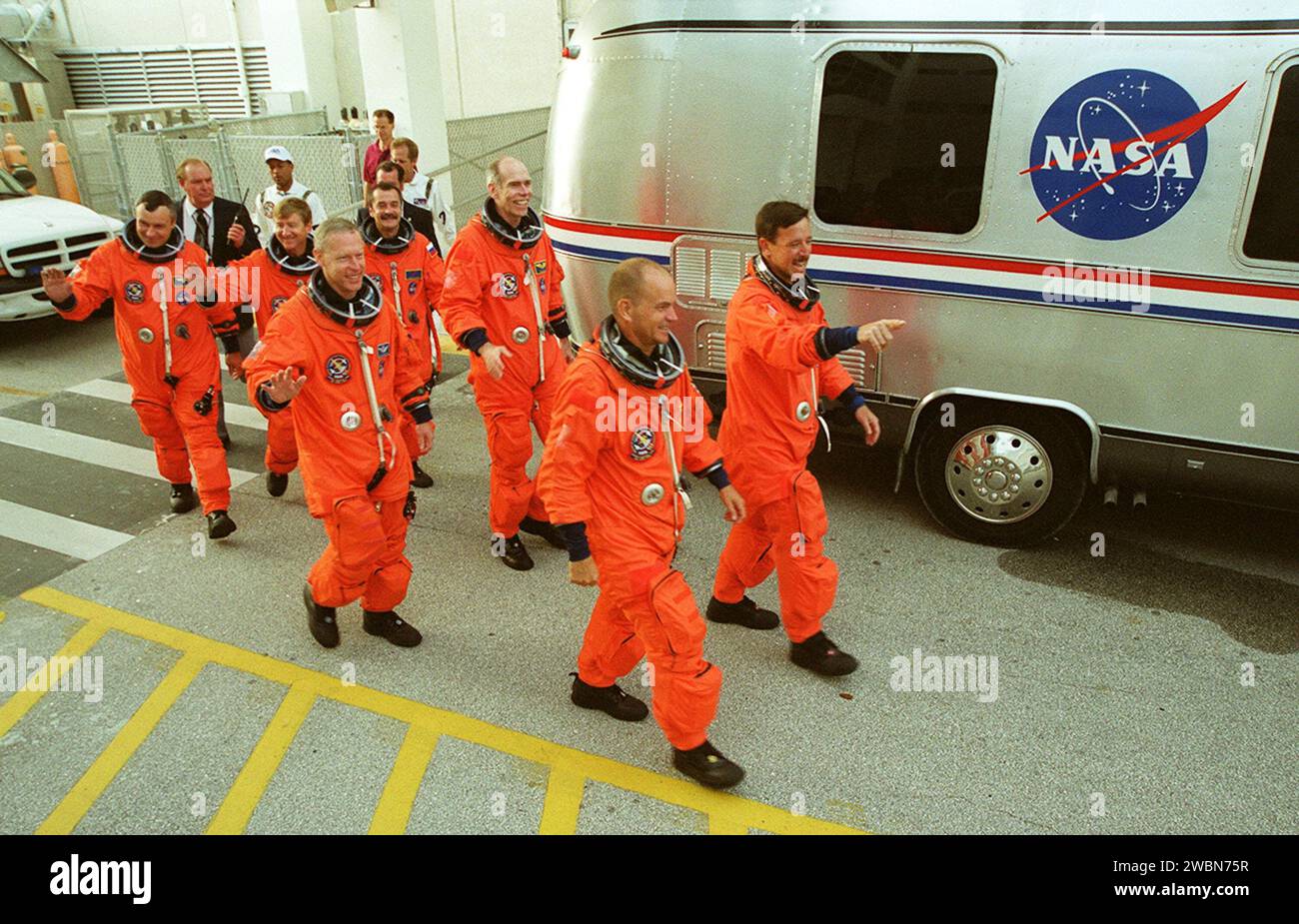 KENNEDY SPACE CENTER, Fla. -- The STS-105 and Expedition Three crews ...