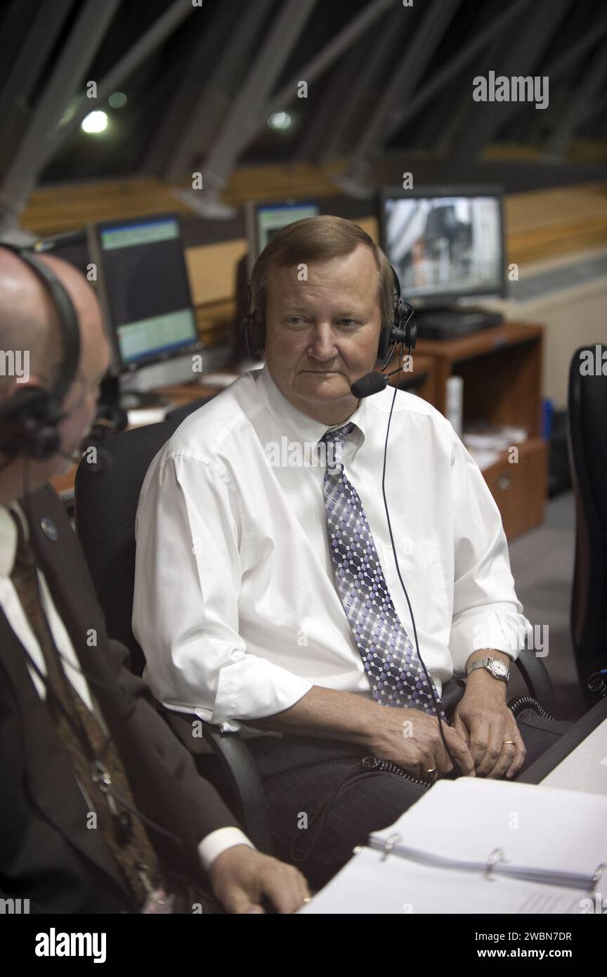 CAPE CANAVERAL, Fla. - Assistant Launch Director Mike Leinbach (right ...