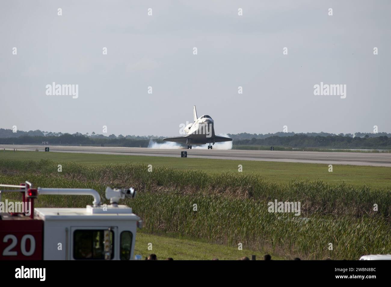 CAPE CANAVERAL, Fla. - Space shuttle Discovery lands on Runway 33 at ...