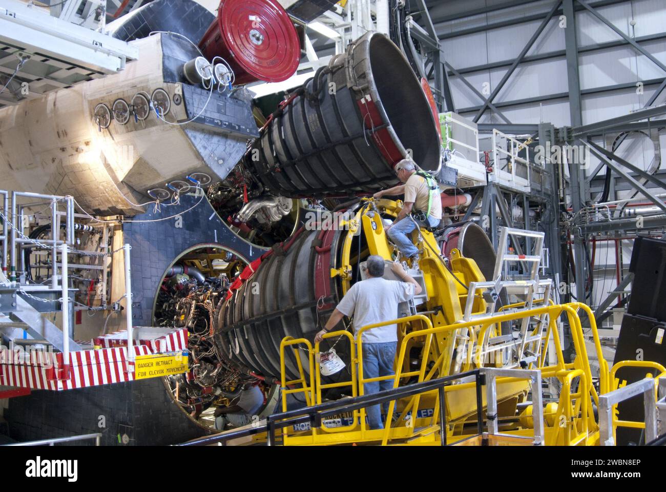 CAPE CANAVERAL, Fla. -- Technicians carefully begin removing a main ...