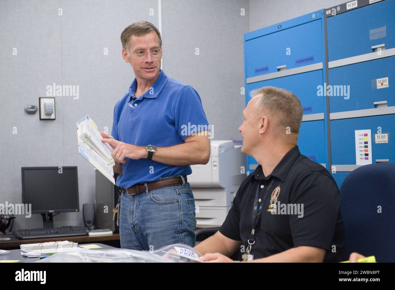 Nasa astronauts chris ferguson left hi-res stock photography and images ...