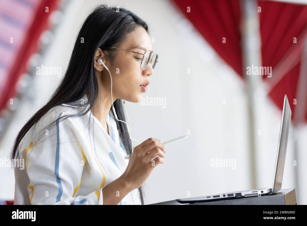 Woman meeting talk laptop hi-res stock photography and images - Alamy
