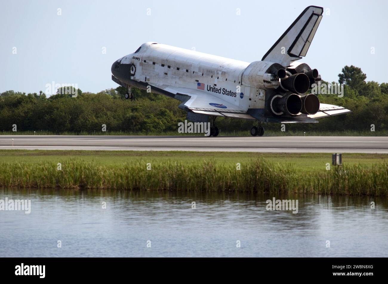 CAPE CANAVERAL, Fla. - Space shuttle Discovery lands on Runway 33 at ...