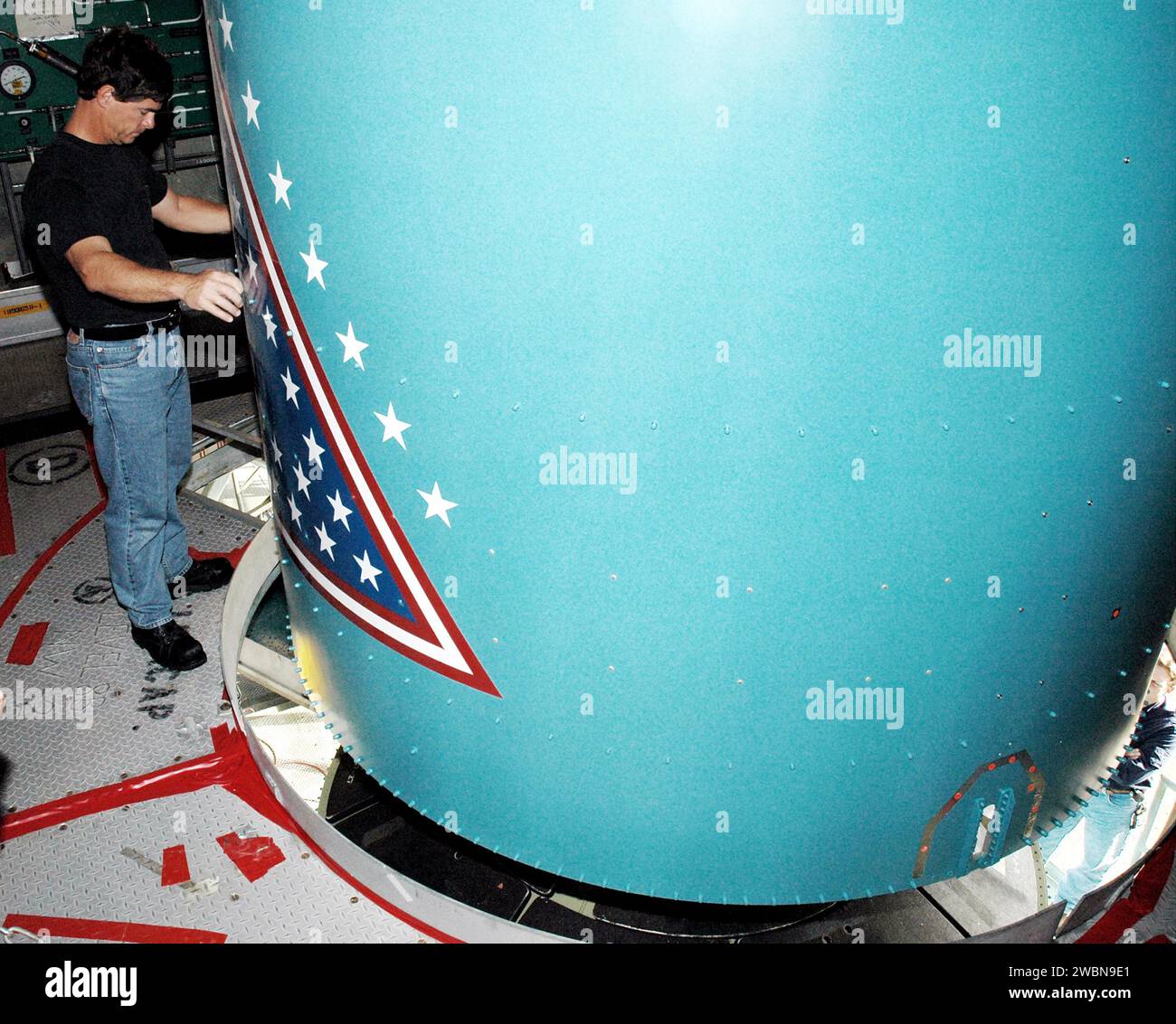 KENNEDY SPACE CENTER, FLA. - Inside the mobile service tower on Launch ...