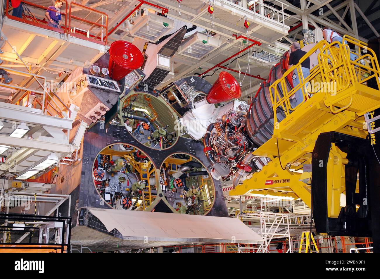 KENNEDY SPACE CENTER, FLA. - In the Orbiter Processing Facility ...