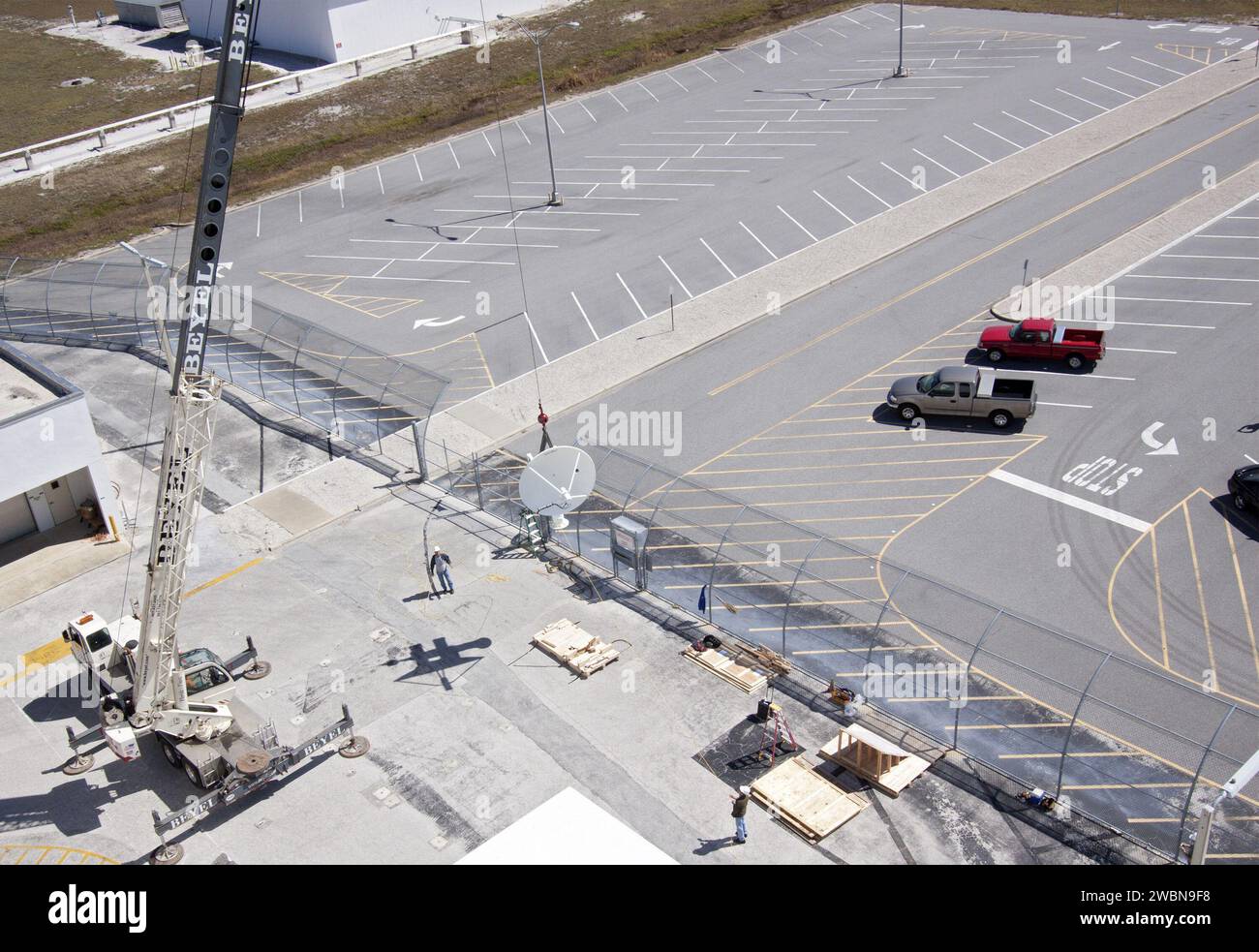 Vehicle assembly building roof hi-res stock photography and images - Alamy