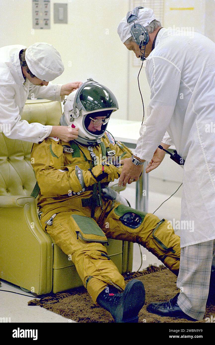 KENNEDY SPACE CENTER, FLA. - Astronaut John Young, in the 'white room ...