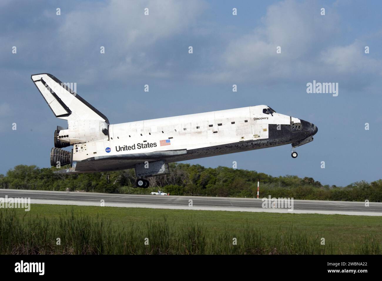 CAPE CANAVERAL, Fla. - Space shuttle Discovery lands on Runway 33 at ...