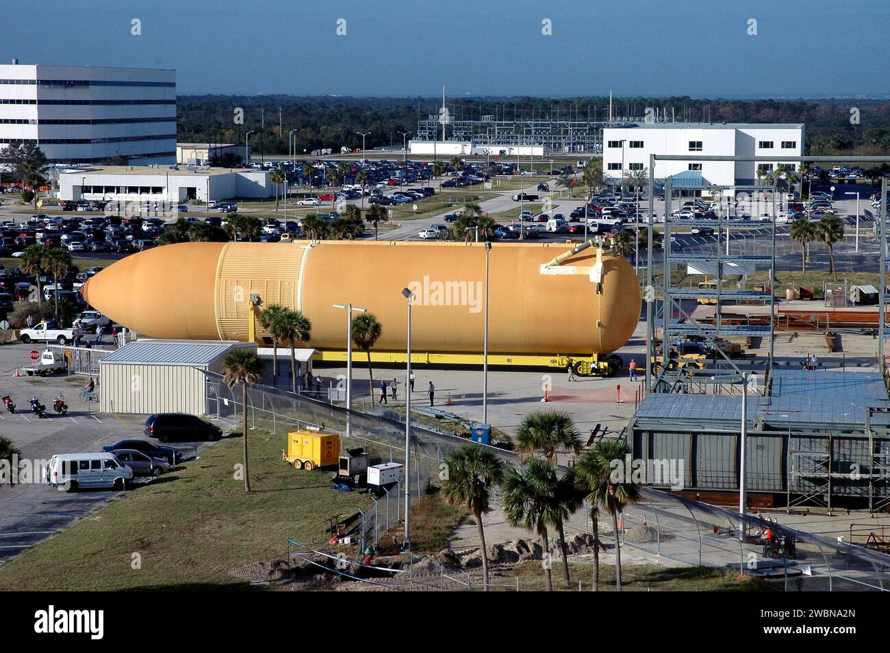 Vehicle assembly building roof hi-res stock photography and images - Alamy