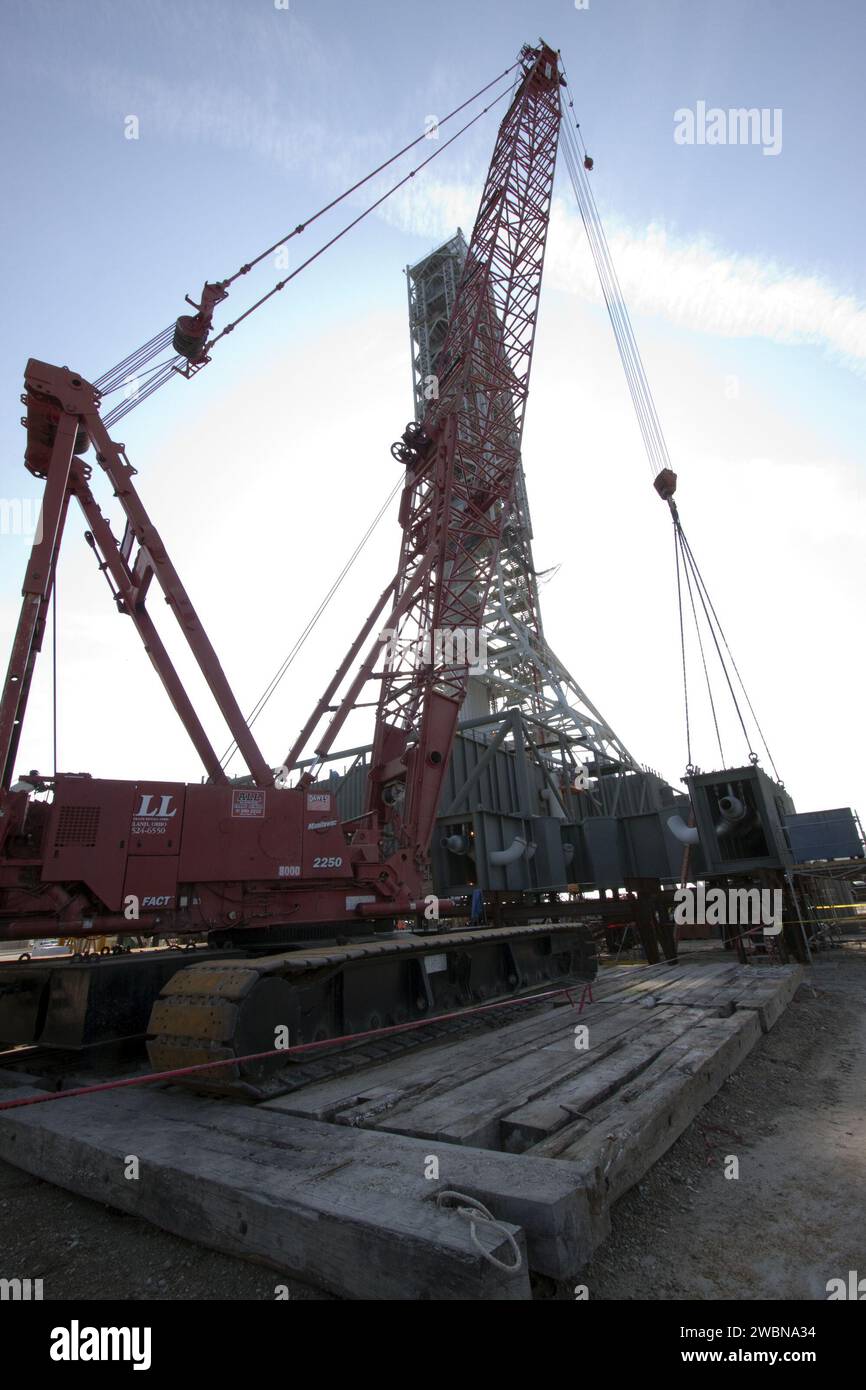 Crew access tower hi-res stock photography and images - Alamy