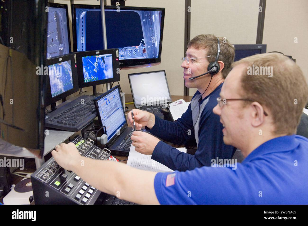 PHOTO DATE: 01-24-11 LOCATION: Bldg 9, VR Lab SUBJECT: STS-133 crew ...