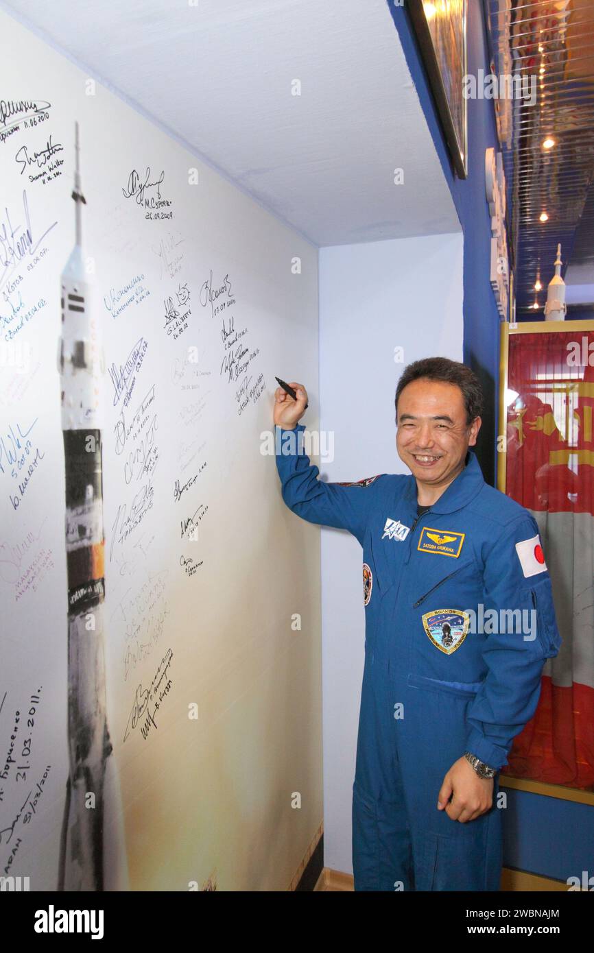 Soyuz TMA-02 crew completes final inspections and visits Building 112 ...