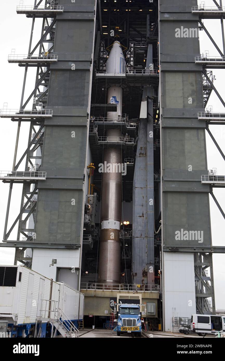 Data relay satellite system hi-res stock photography and images - Alamy