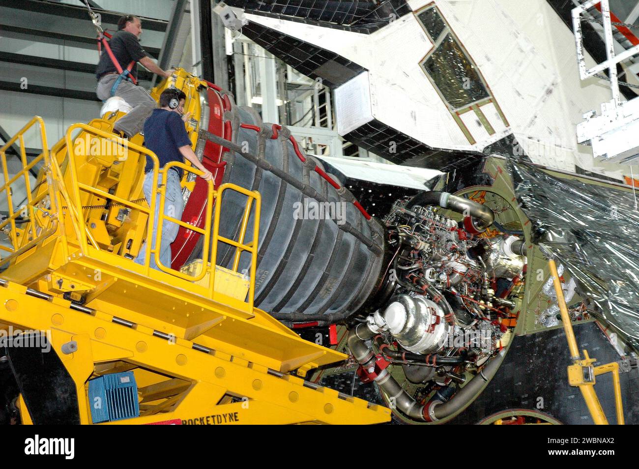 KENNEDY SPACE CENTER, FLA. - In the Orbiter Processing Facility bay 1 ...
