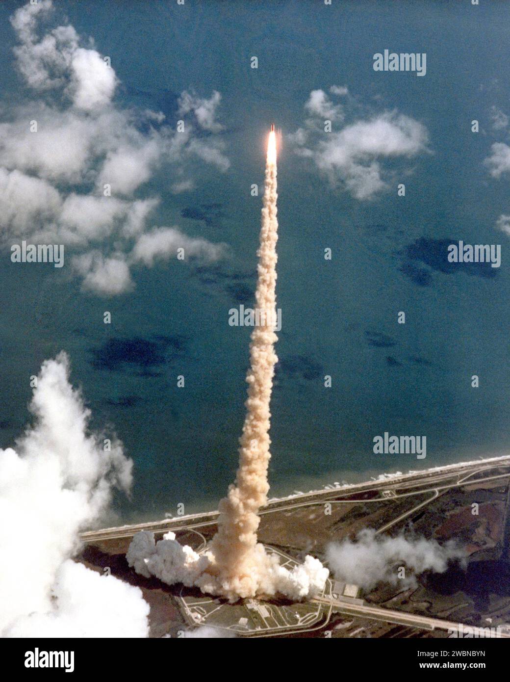 KENNEDY SPACE CENTER, FLA. -- The STS-34 Space Shuttle Atlantis lifts ...